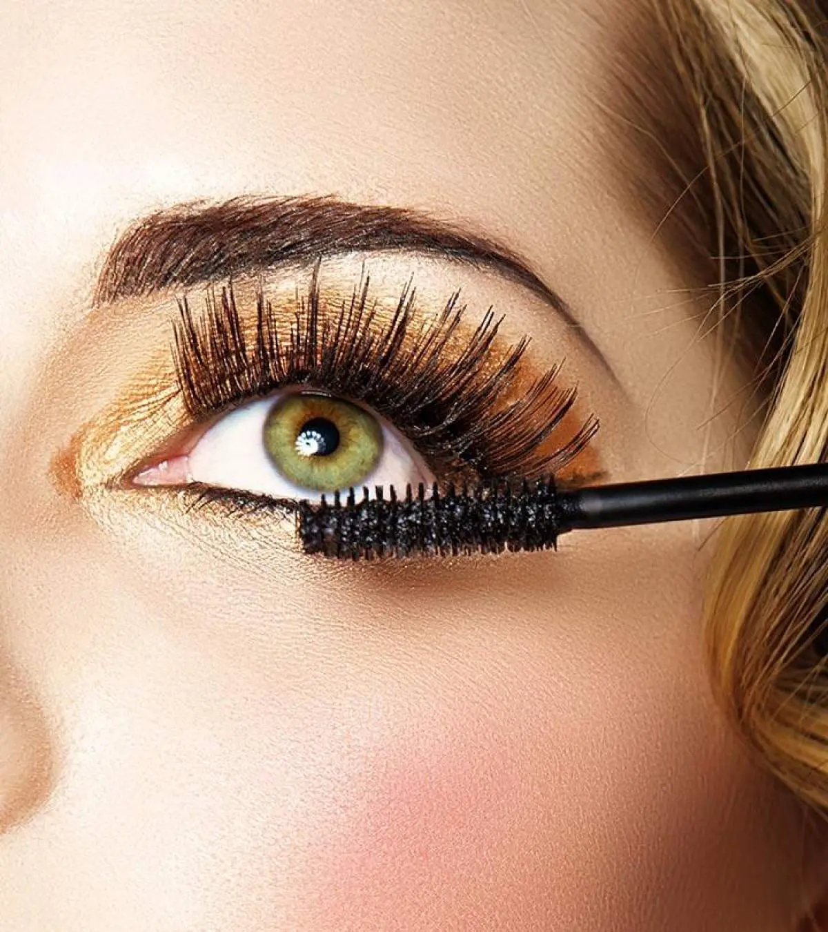 6 Unique Ways Of Using Your Old Mascara Wand