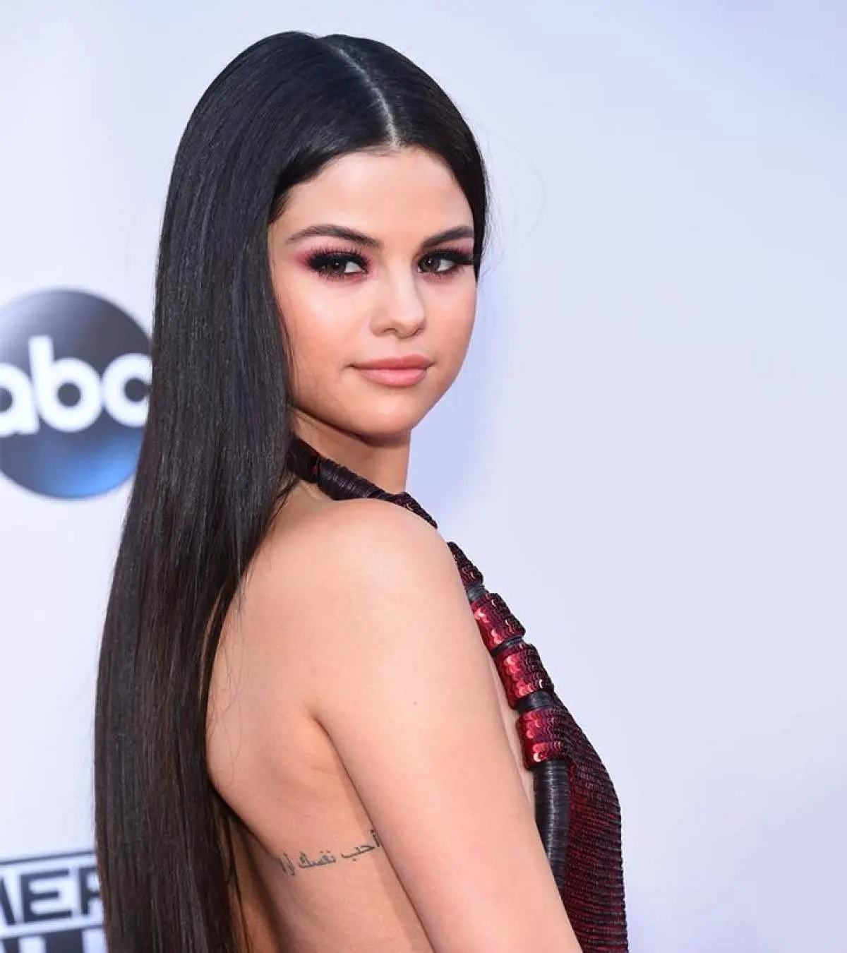 Long Hairstyles For Round Faces: 32 Best Styles To Try