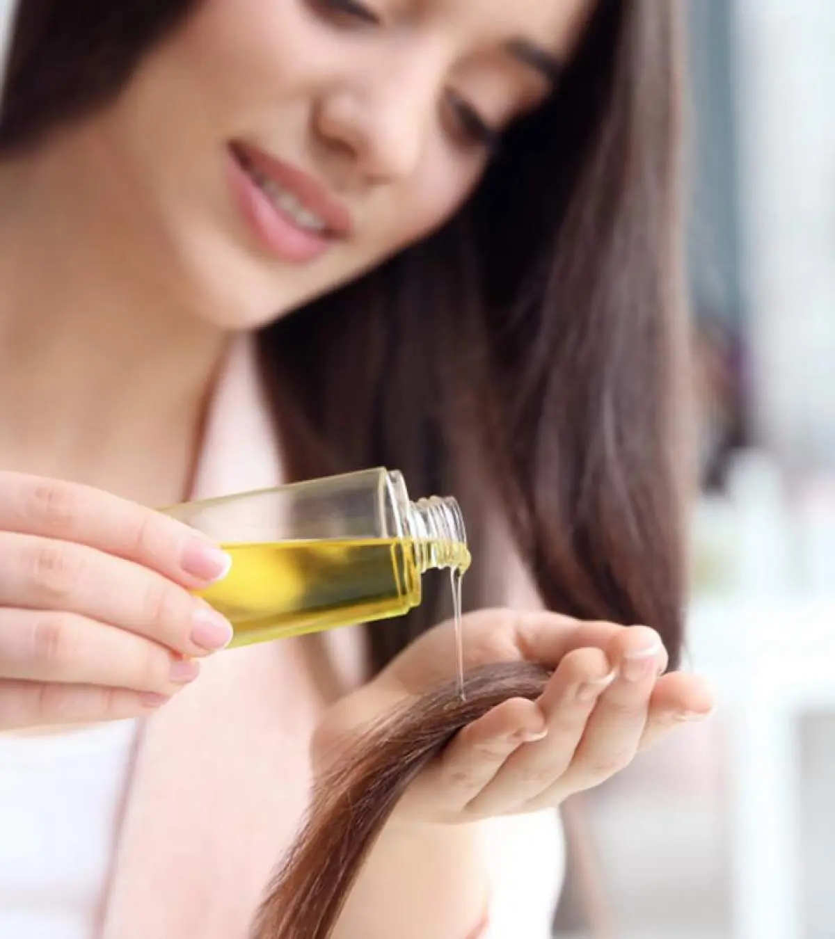 How To Apply Oil On Hair: 6 Easy Steps For Shiny, Healthy Hair