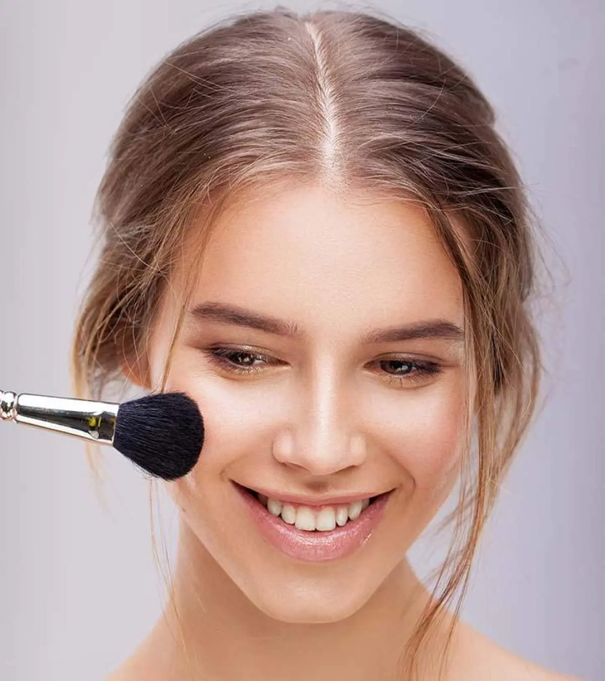 How To Apply Bronzer: 4 Easy Steps For A Flawless Glow