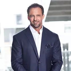 Dr. Thomas Connelly, Medical Reviewer at StyleCraze