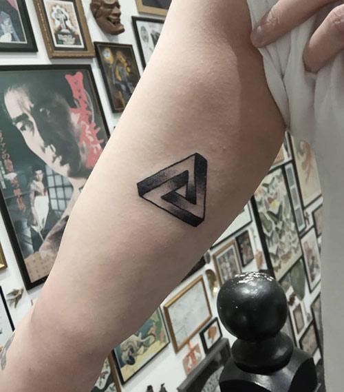 42 Triangle Tattoos For Women That Are Super Inspiring