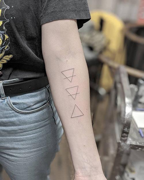 42 Triangle Tattoos For Women That Are Super Inspiring