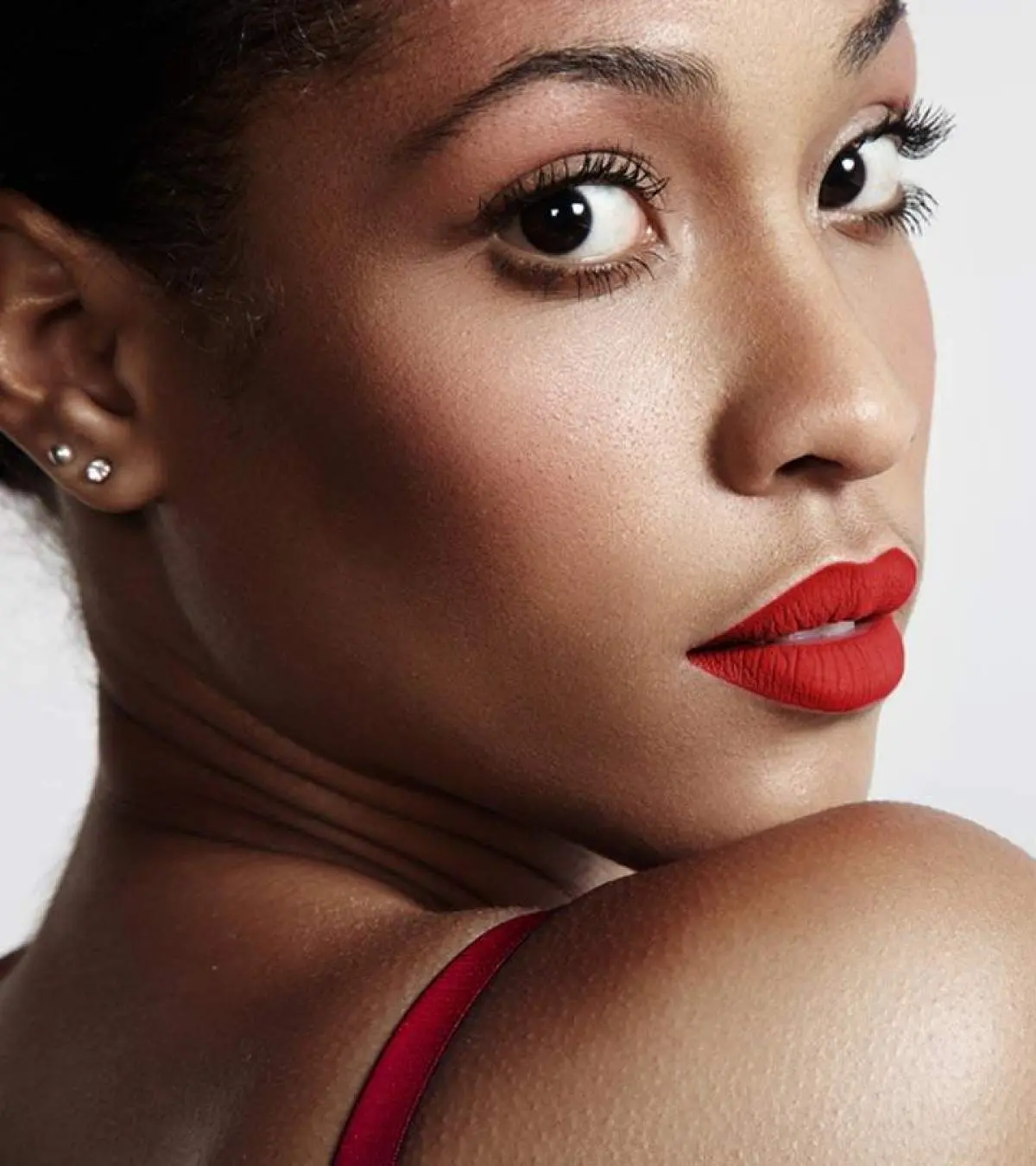 9 Best Red Lipsticks For Dark Skin, Recommended By A Makeup Artist – 2026