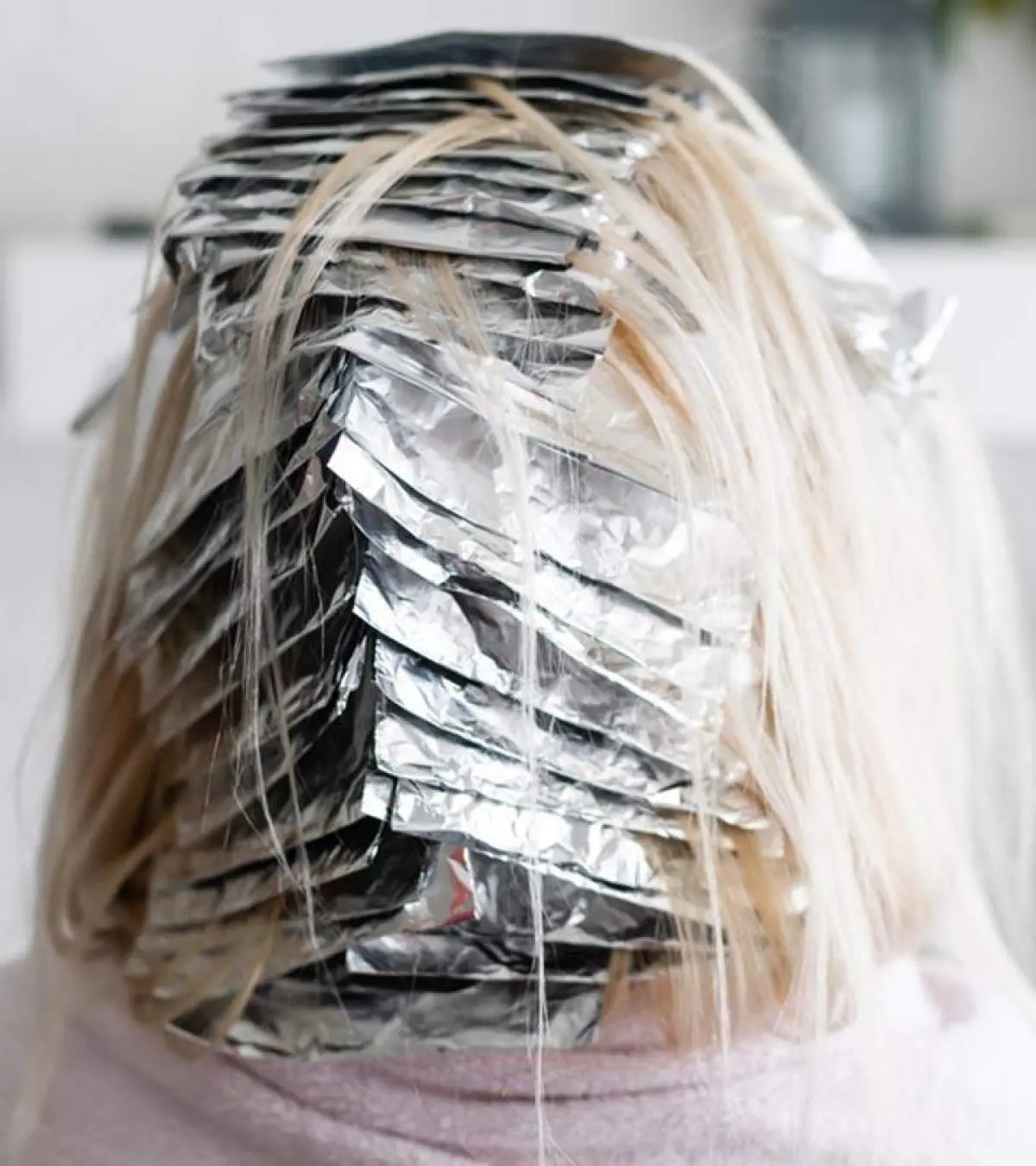 How Long To Leave Bleach In Hair: 4 Essential Timing Tips
