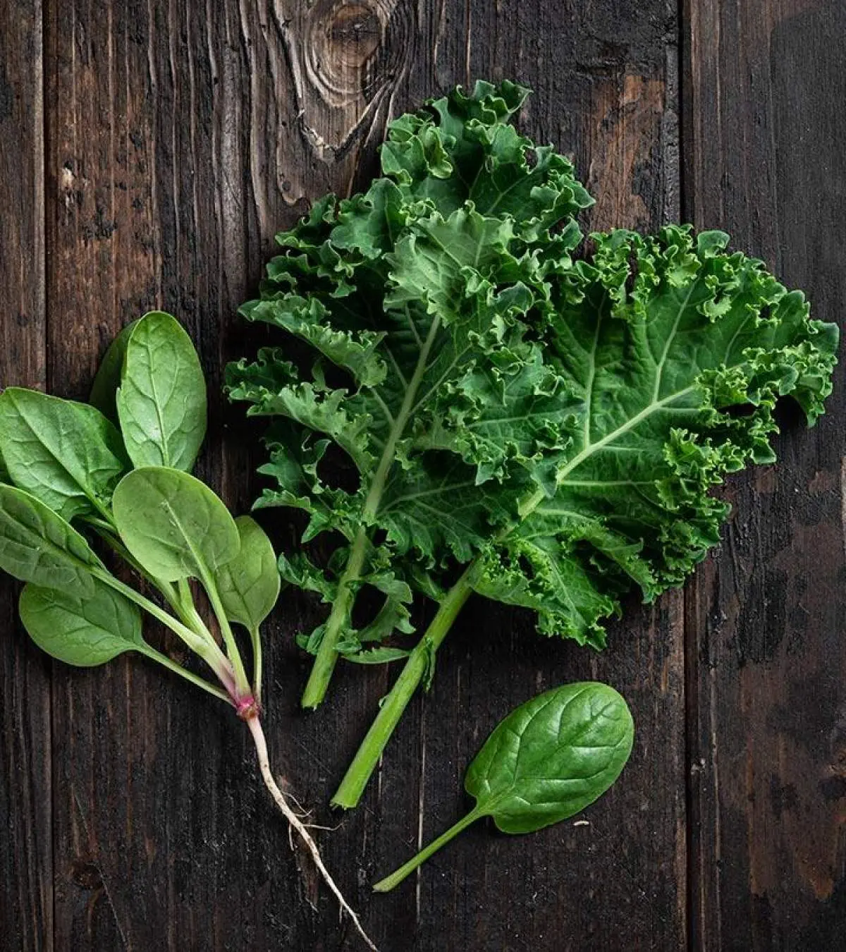 Kale Vs Spinach: Your Guide To Nutrition, Benefits & Risks